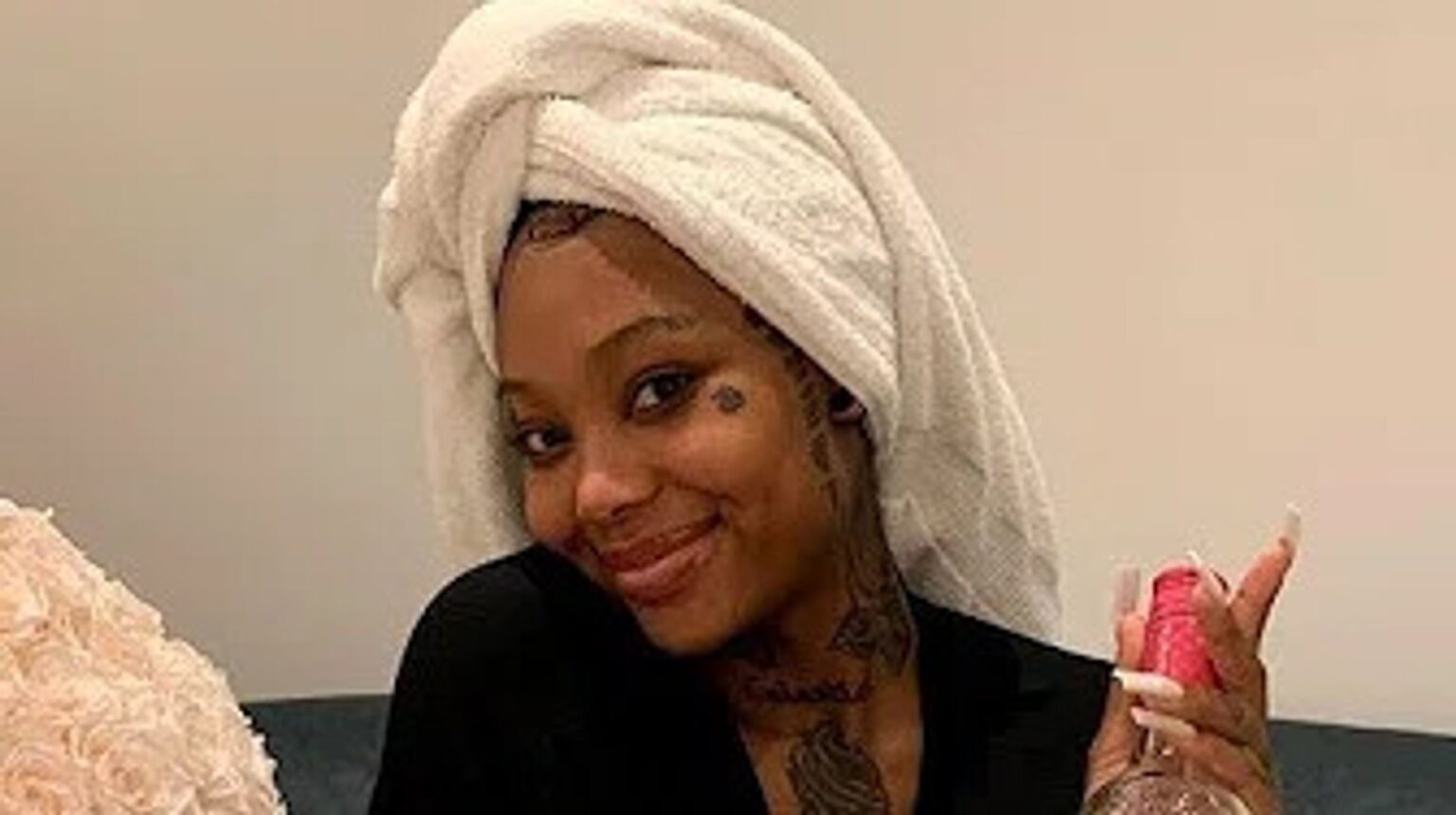 R&B Singer Summer Walker’s Latest Plastic Surgery - DIMPLE Added To Her ...