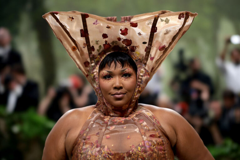 Lizzo Is Having FULL BLOWN Meltdown On Twitter ... Fighting Trolls!