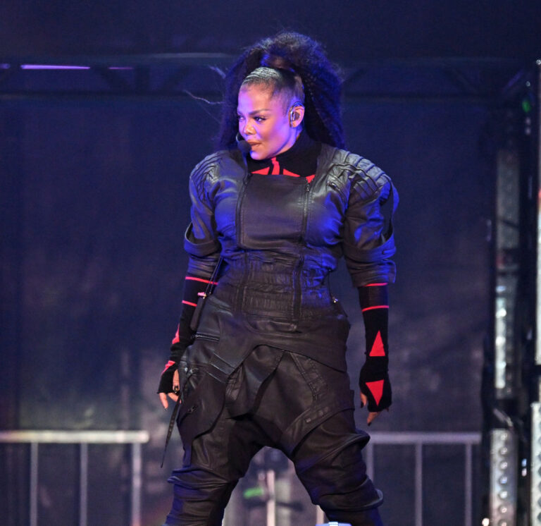 Jackson Family BEEF: Janet Jackson To Release Her OWN Biopic ... Her ...
