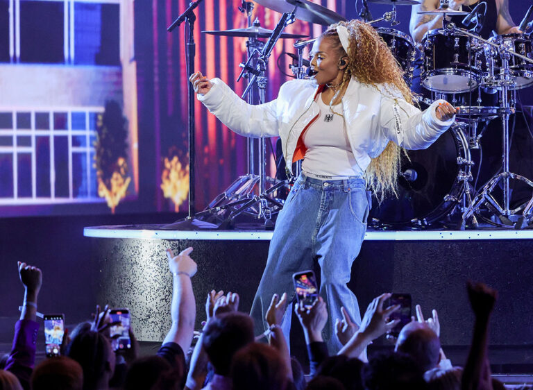 Jackson Family BEEF: Janet Jackson To Release Her OWN Biopic ... Her ...